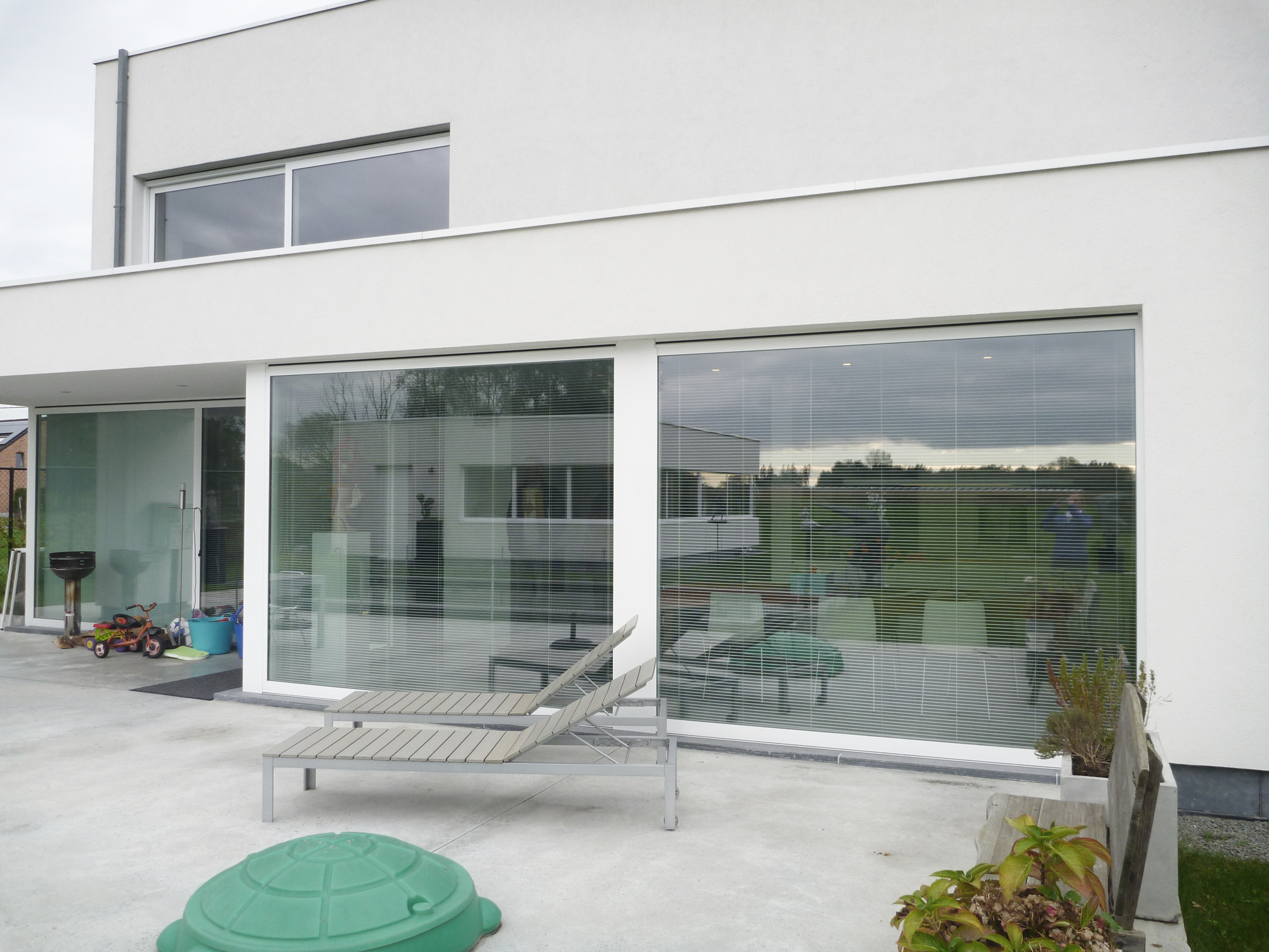 Witte villa | Van Hove | Ramen, deuren, vouwsystemen, aluminium, PVC ...